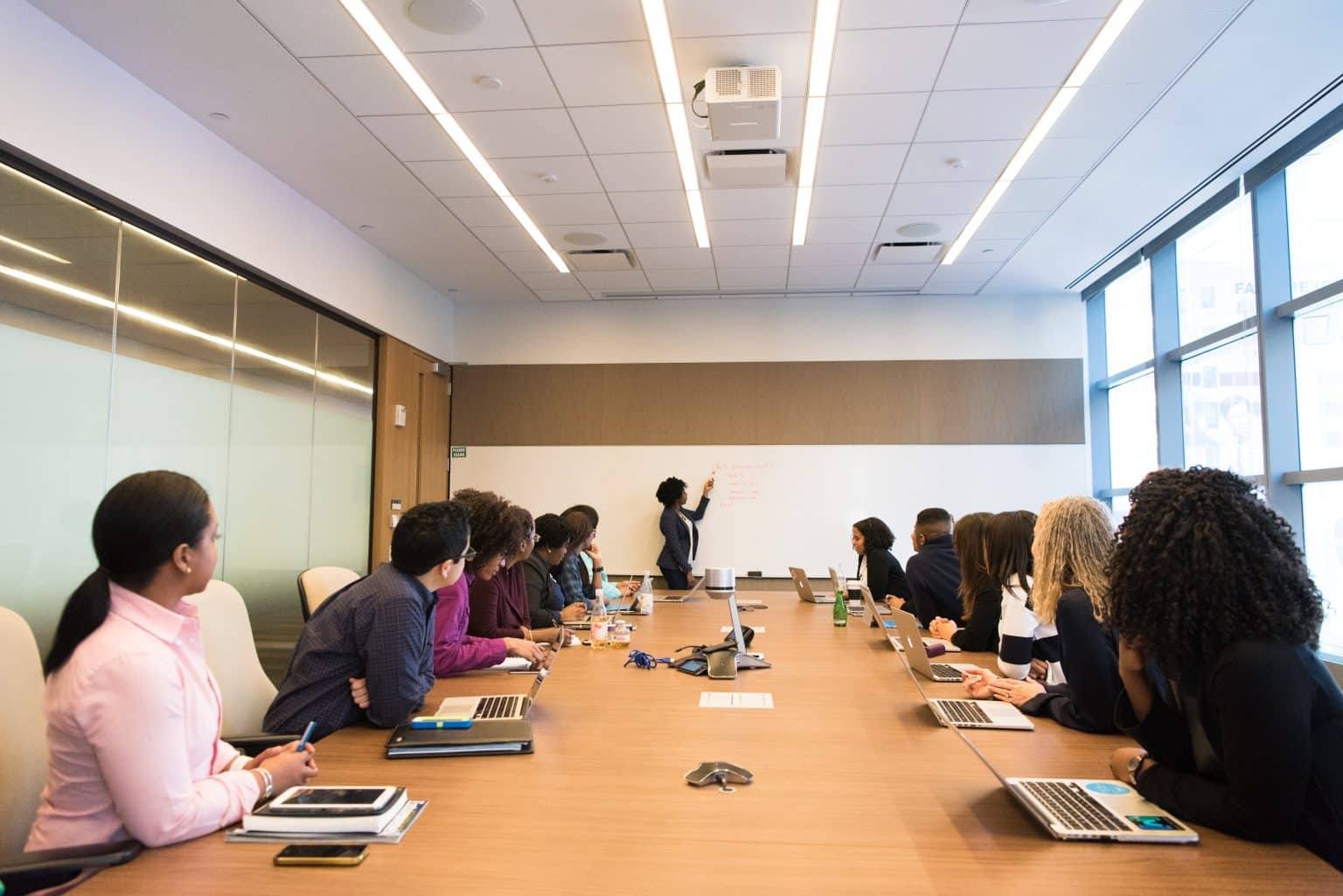 How to tell your boss you’re running late to work? (5 Templates)